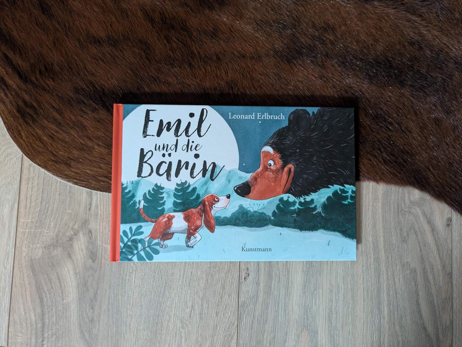 Bilderbuch über Freundschaft & Heimfinden: Emil und die Bärin - Mutter ...
